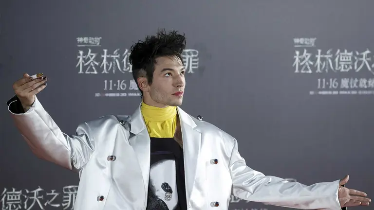 Este es el video donde Ezra Miller ahorca a una fan ¿fue jugando o en ...