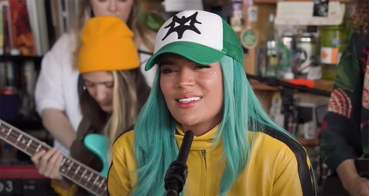 Karol G deleita con un pequeño recital acústico en Tiny Desk Concert ...
