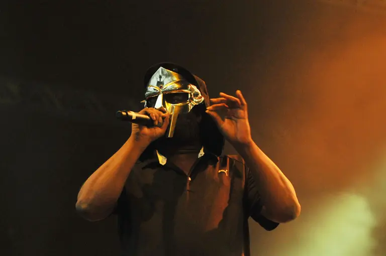 MF Doom, el legendario rapero enmascarado, falleció a los 49 años de ...