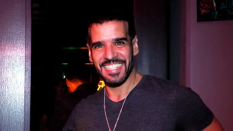 Sergio Velasco de la exitosa obra "Smiley" nos reveló esto de su outfit | Sin atakrs3 | Telehit ...