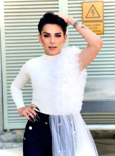 Kunno triunfó en los Grammy 2021 usando un largo vestido rojo y tacones ...